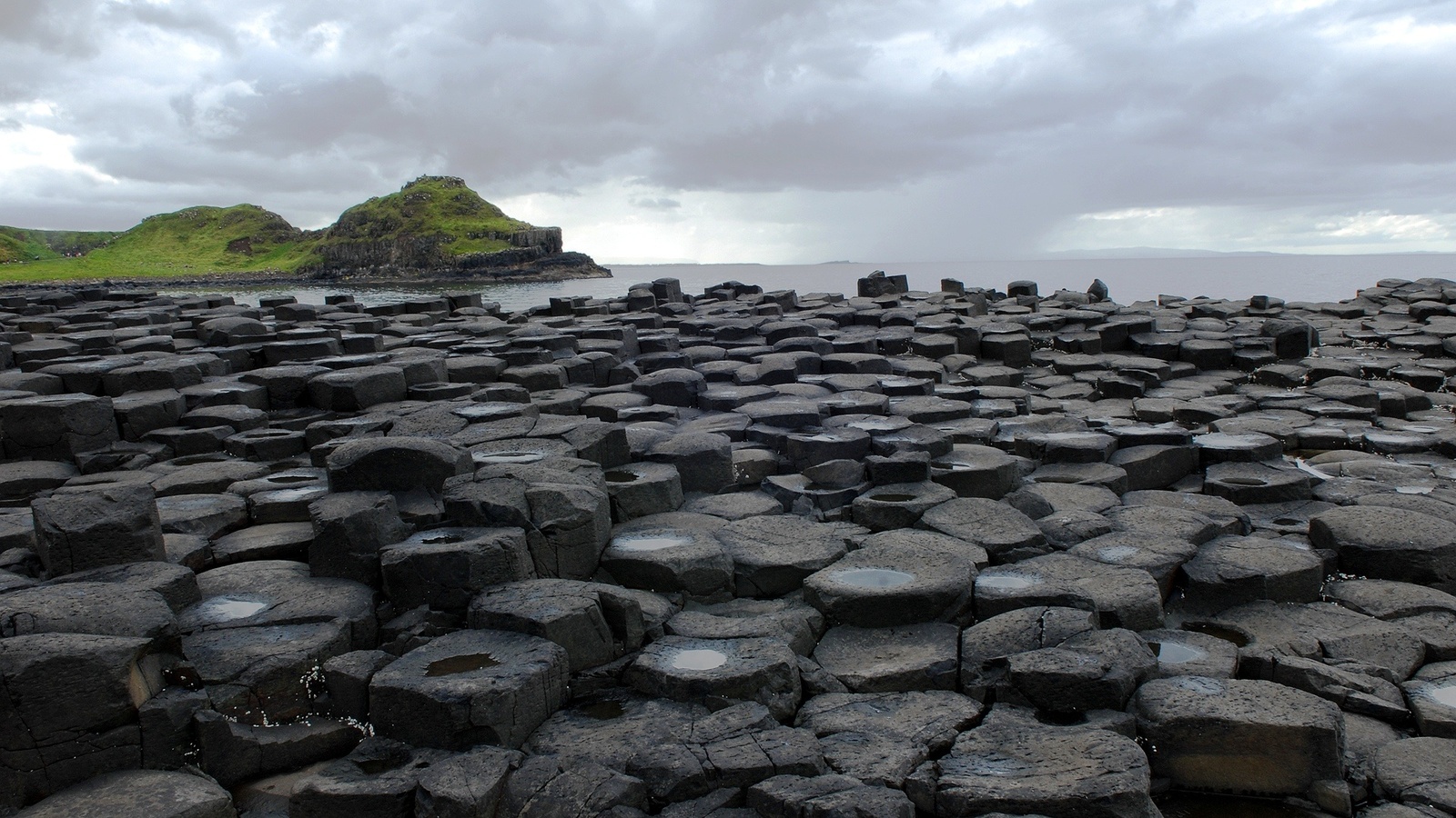 Giants Causeway on the Coast of Ireland, Ireland, Columnar Basalt ...