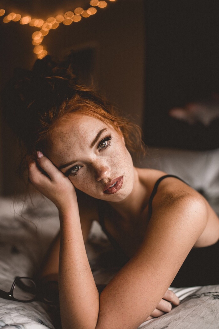 Freckles In Bed Long Hair Bare Shoulders Model Tank Top Women