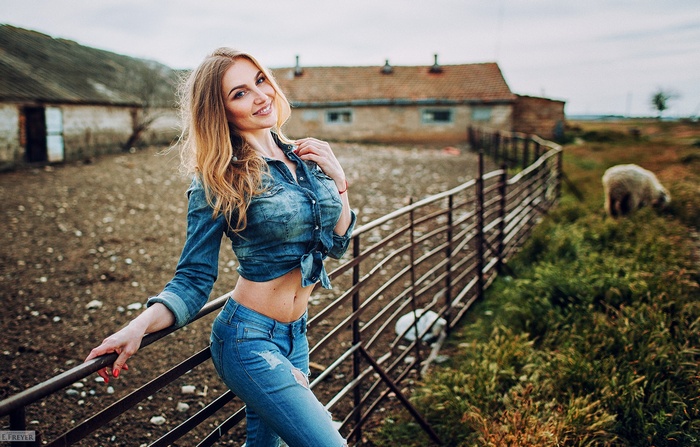 Pants Blonde Portrait Jeans Denim Women Smiling Hd Wallpaper Rare Gallery