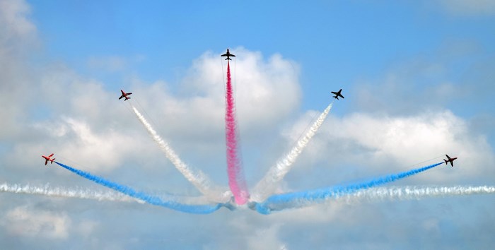 4719x2384 smoke, airplane, treetrunk, airforce, red arrows, blue ... 4719x2384 smoke, airplane, treetrunk, airforce, red arrows, blue ...