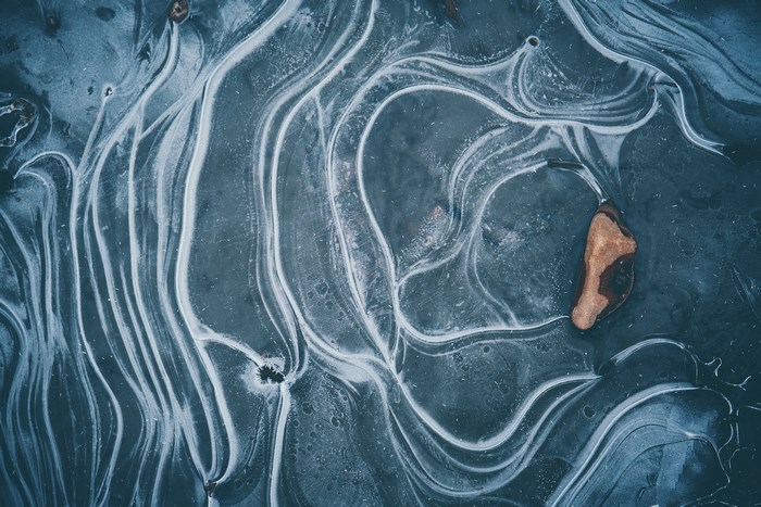 6240x4160 ripple, oil spill, water, rock, ice, winter, blue, pattern ...